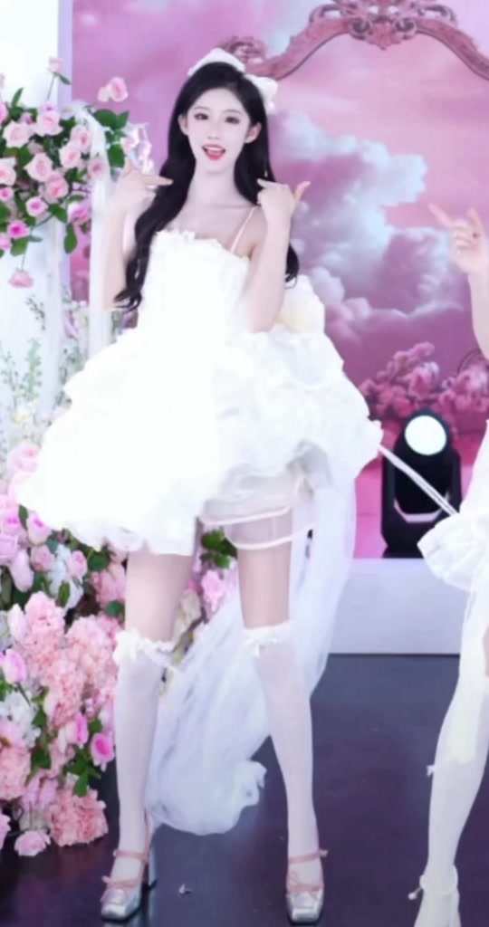 你喜欢左边的小可爱还是右边的小可爱，☁️APT.#秀出你的apt壁纸 #网易云背景图 #穿搭 #浅跳一下 #穿搭 - 抖音