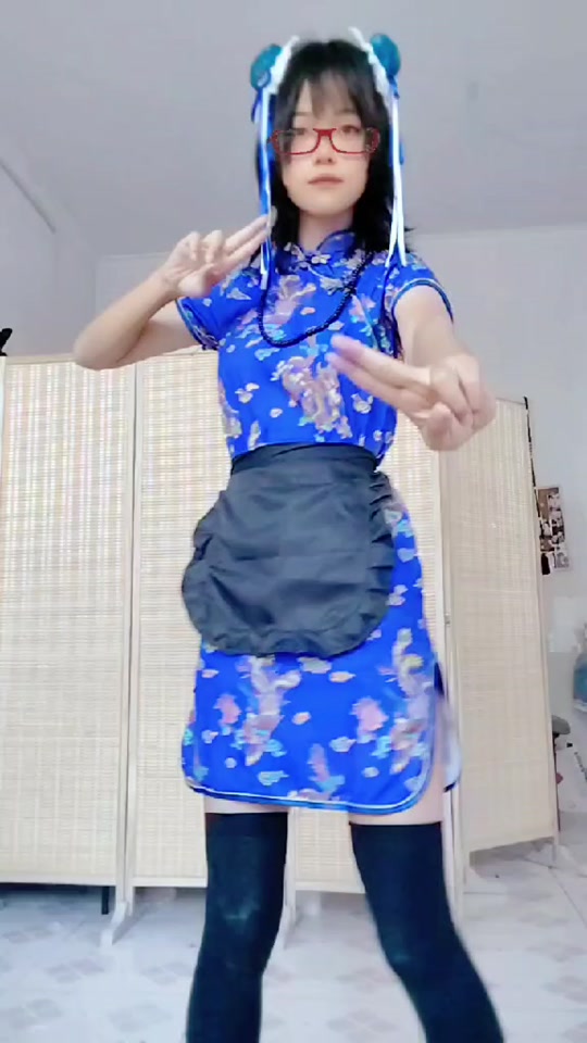 揭秘日本最正宗“女仆店”，美少女跪地服务，我国游客：享受！ - 抖音