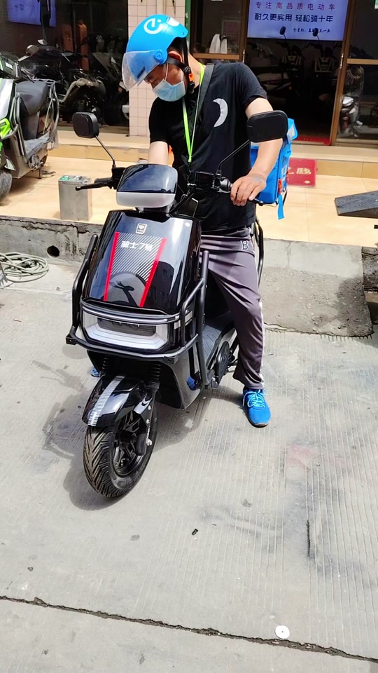 极核AE4i Pro细节图赏析。车辆配有ABS(前轮)，eTcs，毫米波雷达，Pro版为48v30ah锂电池，普通版为48v24ah锂电池。以上图片内容均来自试驾会工程样车，最终配置请以6月 ...