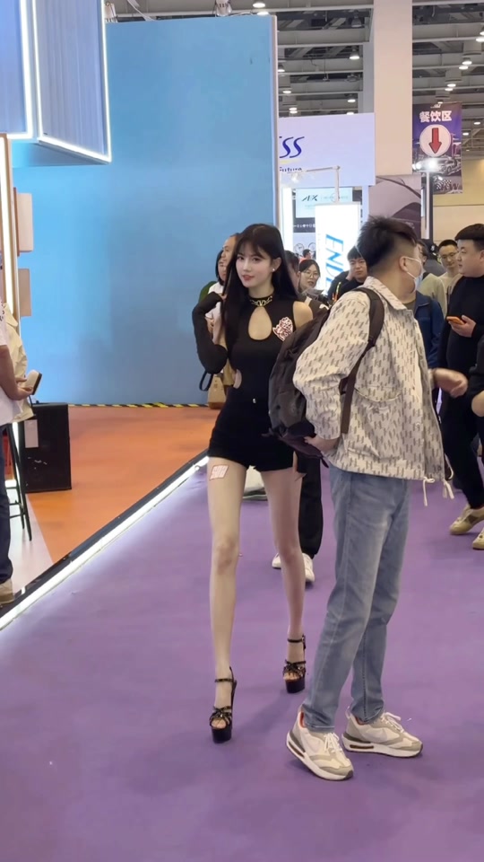 穿越人海遇见她 #GTSHOW #苏州改装车展 - 抖音