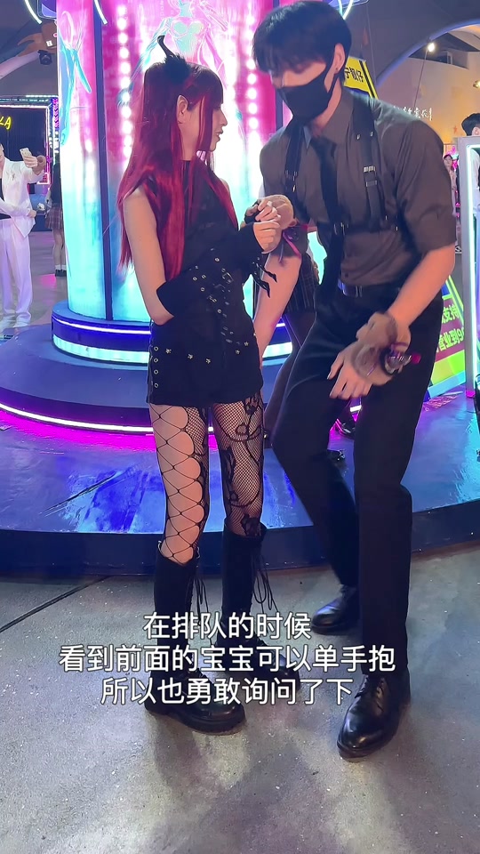 碧蓝航线是真的懂玩家的！ 模特@Borusushi狩司司 碧蓝航线的展台也是真的挤不进去 #带着抖音逛漫展 #bw #漫展养眼造型大赏 #这 ...
