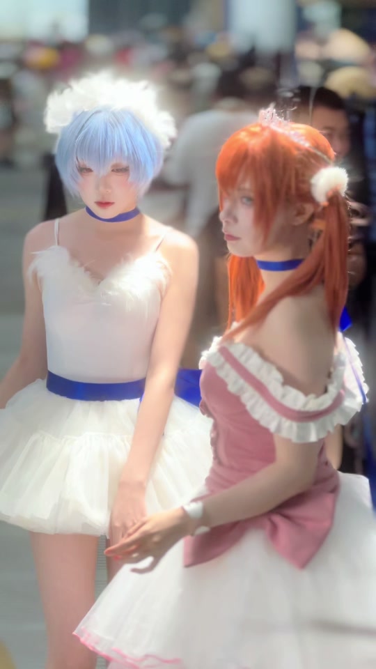 这游戏一定很好玩吧！#荒诞之梦 #无尽梦回 #cicf #广州漫展 #cosplay 出镜：@宫本樱 - 抖音