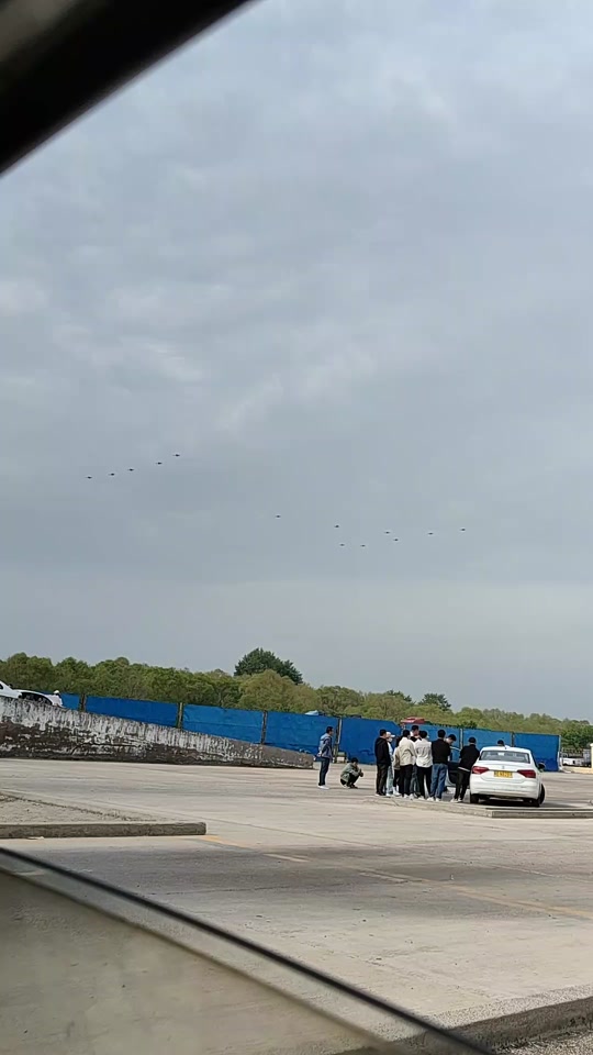 飞鸿FH97A无人机 歼20的忠诚僚机 宣传片 #新型“飞鸿”97A（FH-97A）无人机现身珠海航展，从现场牌子上的介绍来看，其定位就是 ...