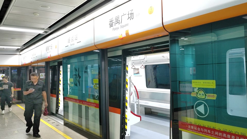 D6192次雅安开往重庆北，和谐号CRH1A通过红牌楼火车站#交通强国铁路先行 #中国铁路 #春运 #中国高铁 - 抖音