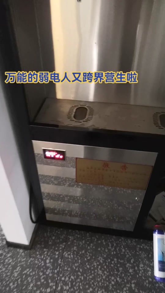 国外无人驾驶扫地机ADLATUS SR1300 垃圾箱容量115L，电压24V，清扫宽度1.27m，干式降尘，前轮转向。#无人驾驶扫地机 #无 ...