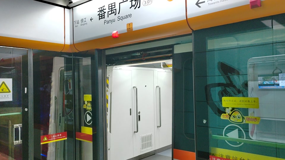 一直不明白，为什么要抢着上高铁，座又不会被占，高铁又不会开走，坐着等不香嘛，有谁知道这是为啥吗？#同城优先推荐#热门推荐 #记录真实生活 - 抖音