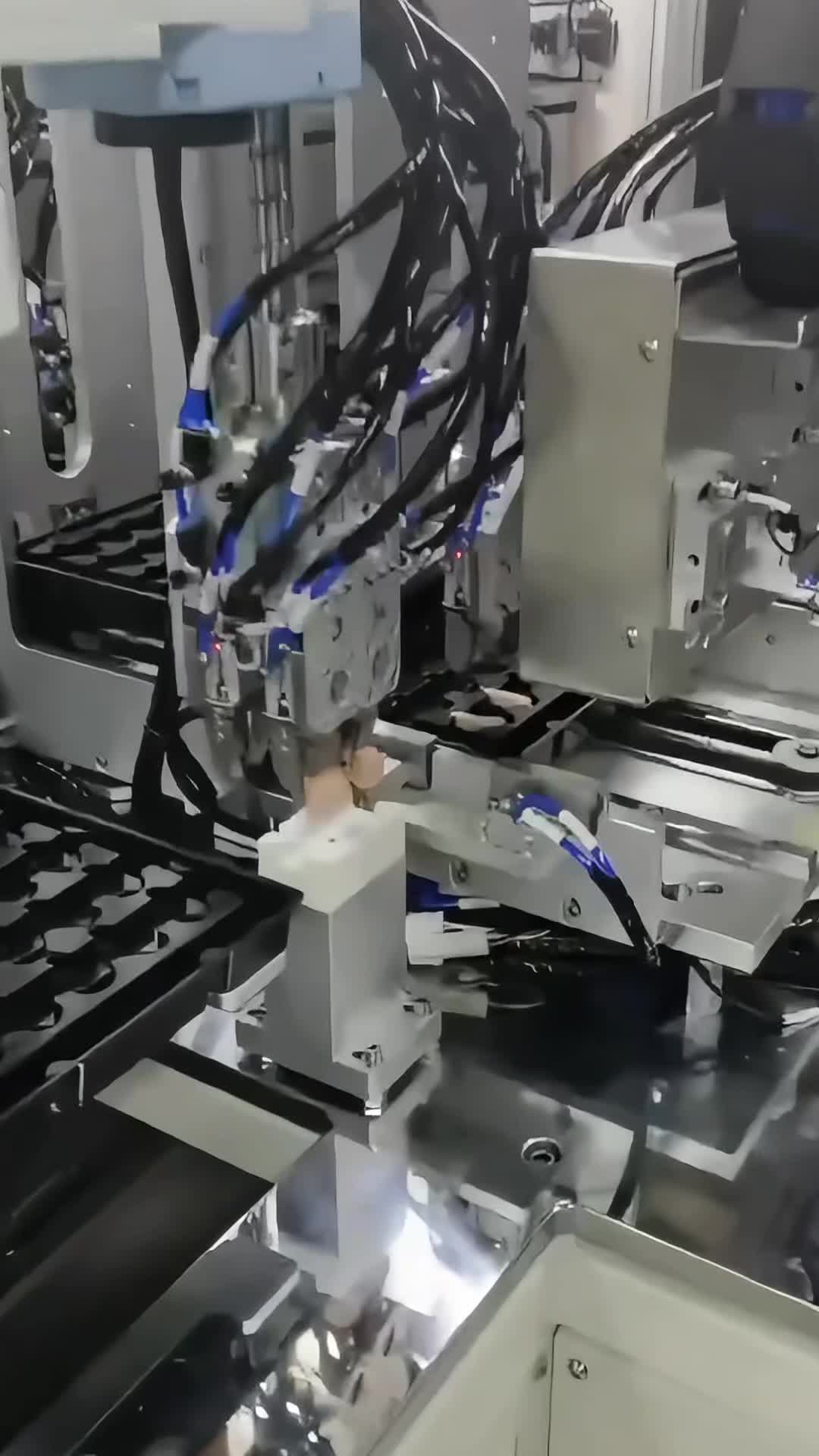 2024世界机器人大会期间，中国环球电视网（CGTN）对UniX AI进行了直播报道。 长达15分钟的直播中，机器人Wanda（旺达）向全球 ...