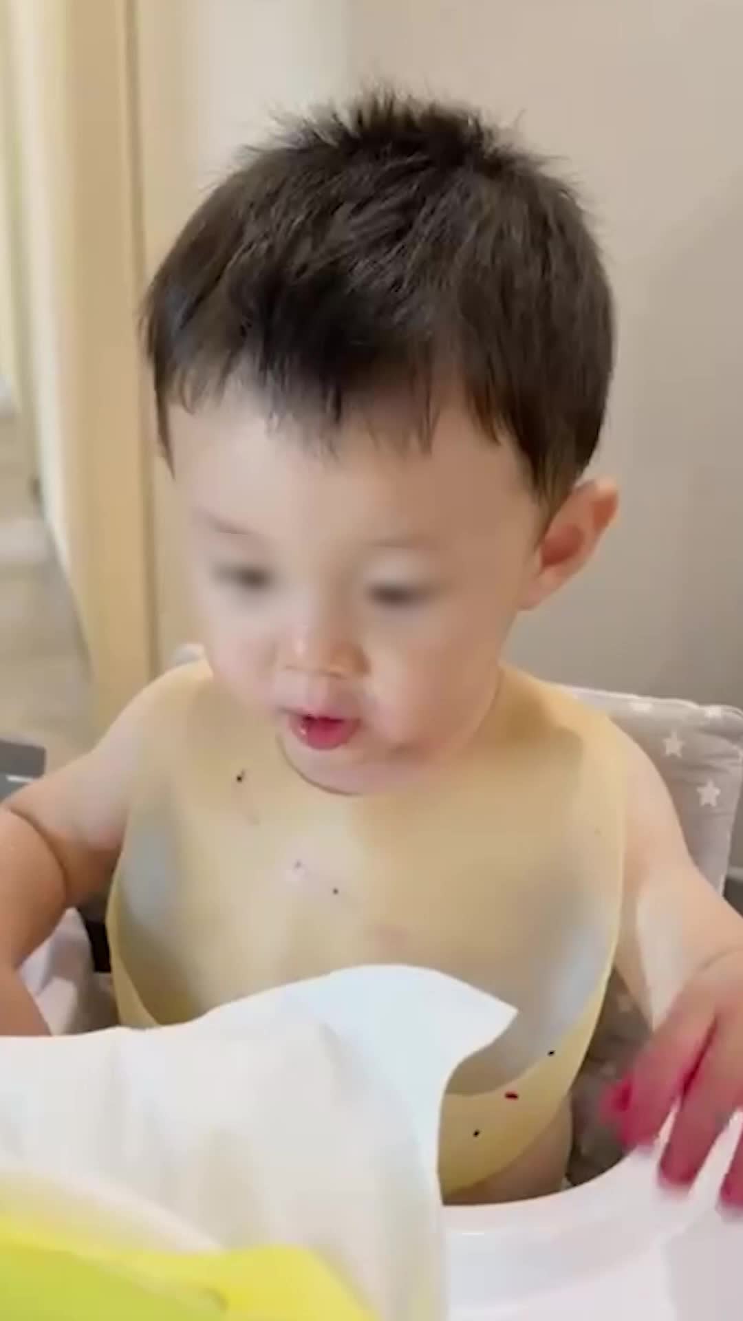 夏天不要再给宝宝穿那种很厚的纸尿裤了，容易捂到小屁股，建议穿这种很薄很透气的，吸水量也很大母婴好物纸尿裤 抖音